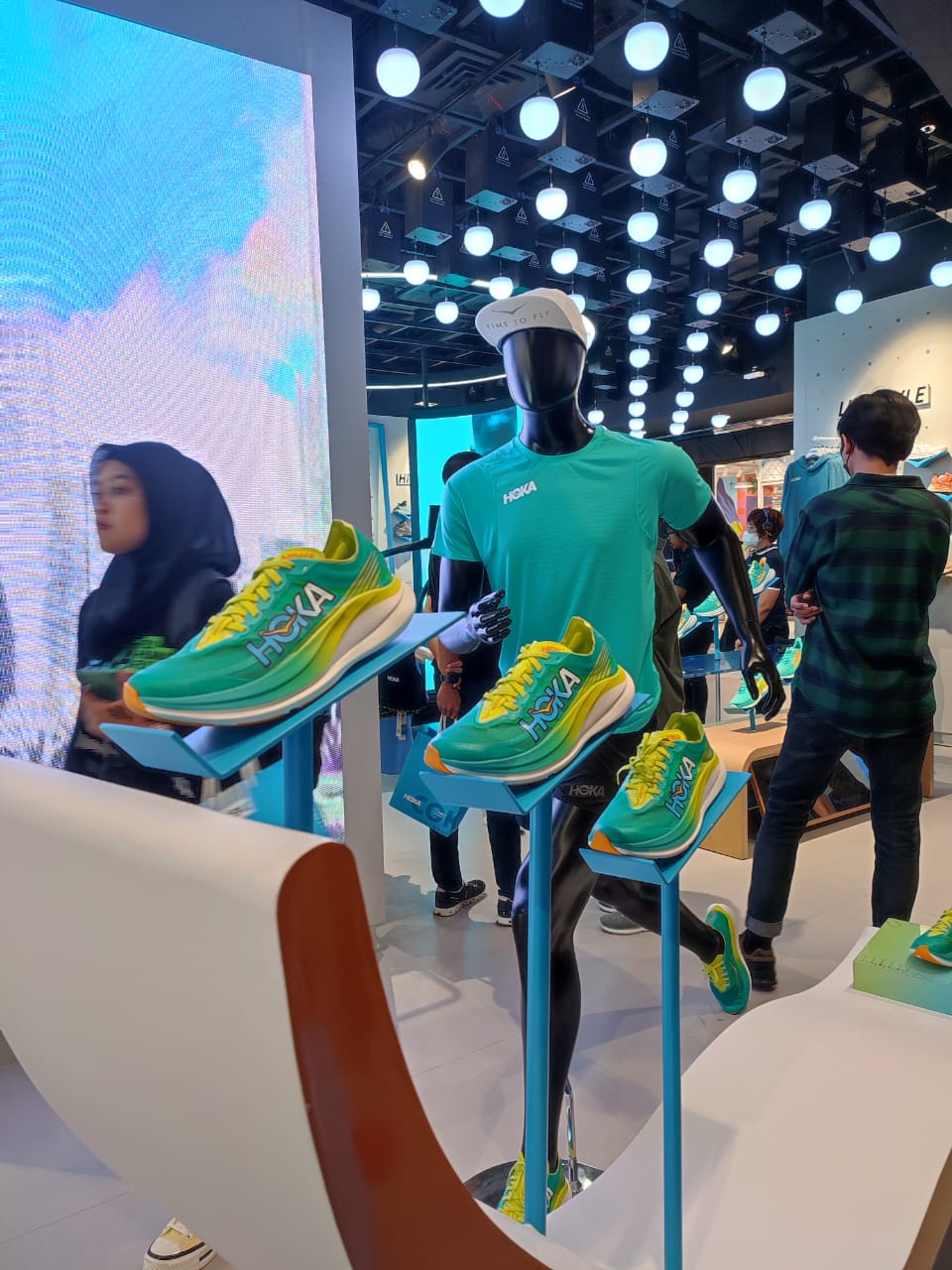 HOKA Buka Flagship Store di Grand Indonesia, Luncurkan Rocket X 2 ...