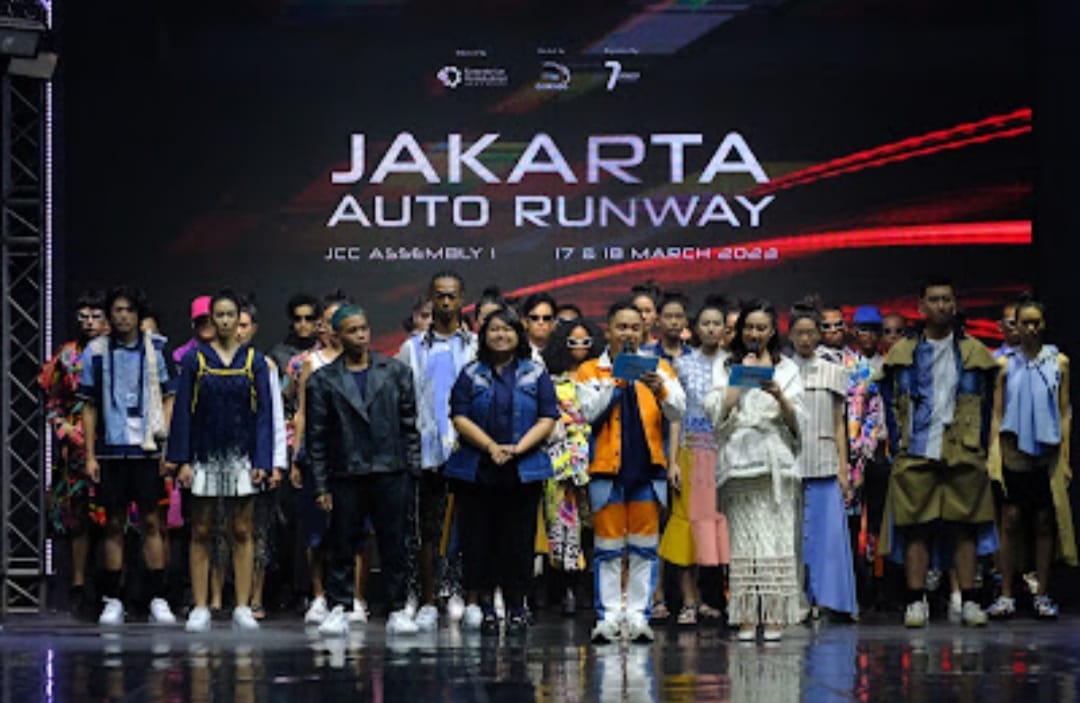 8 Desainer Fashion Unjuk Kebolehan di Jakarta Auto Runway 2023 ...