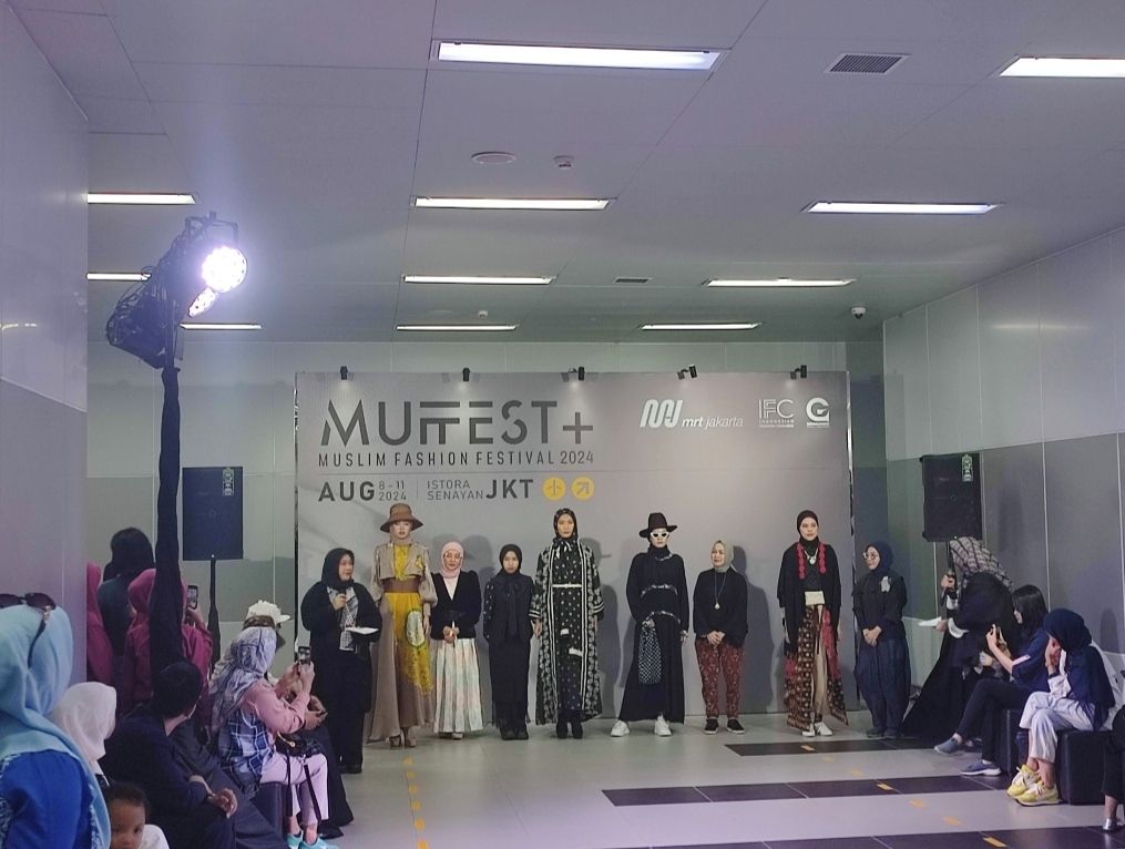 Lenggok Model Berbusana Muslim dengan Sentuhan Wastra Semarakkan ...